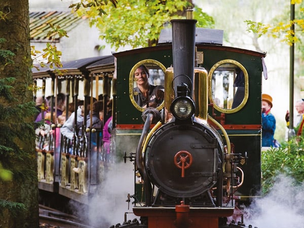 Dagje uit naar de Efteling met de bus of trein